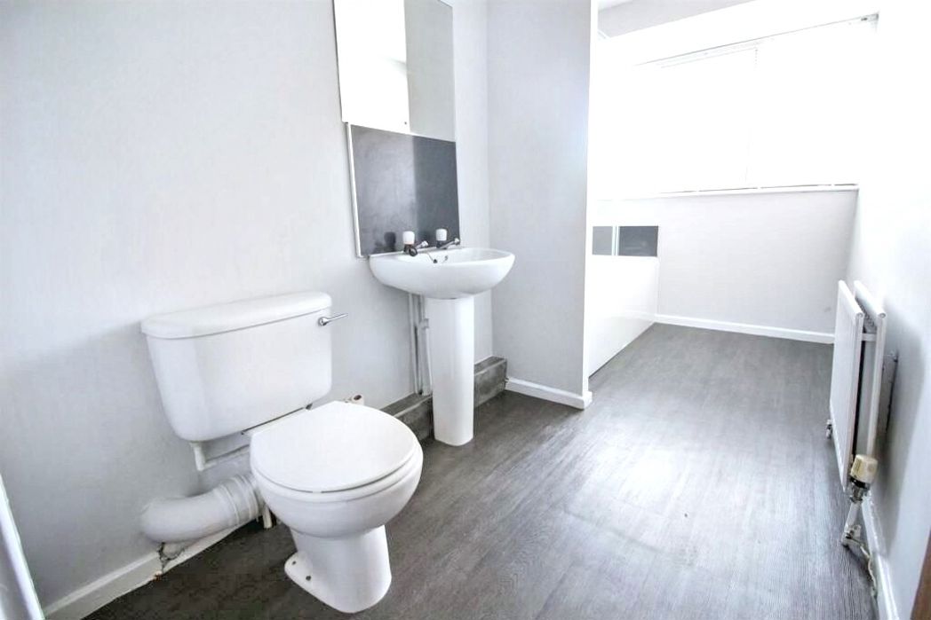 3 bed flat to rent in NE3