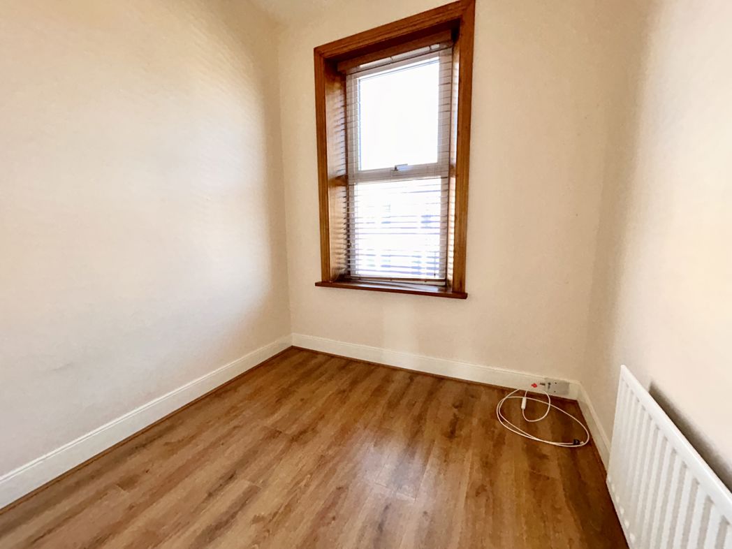 3 bed upper flat to buy in NE8