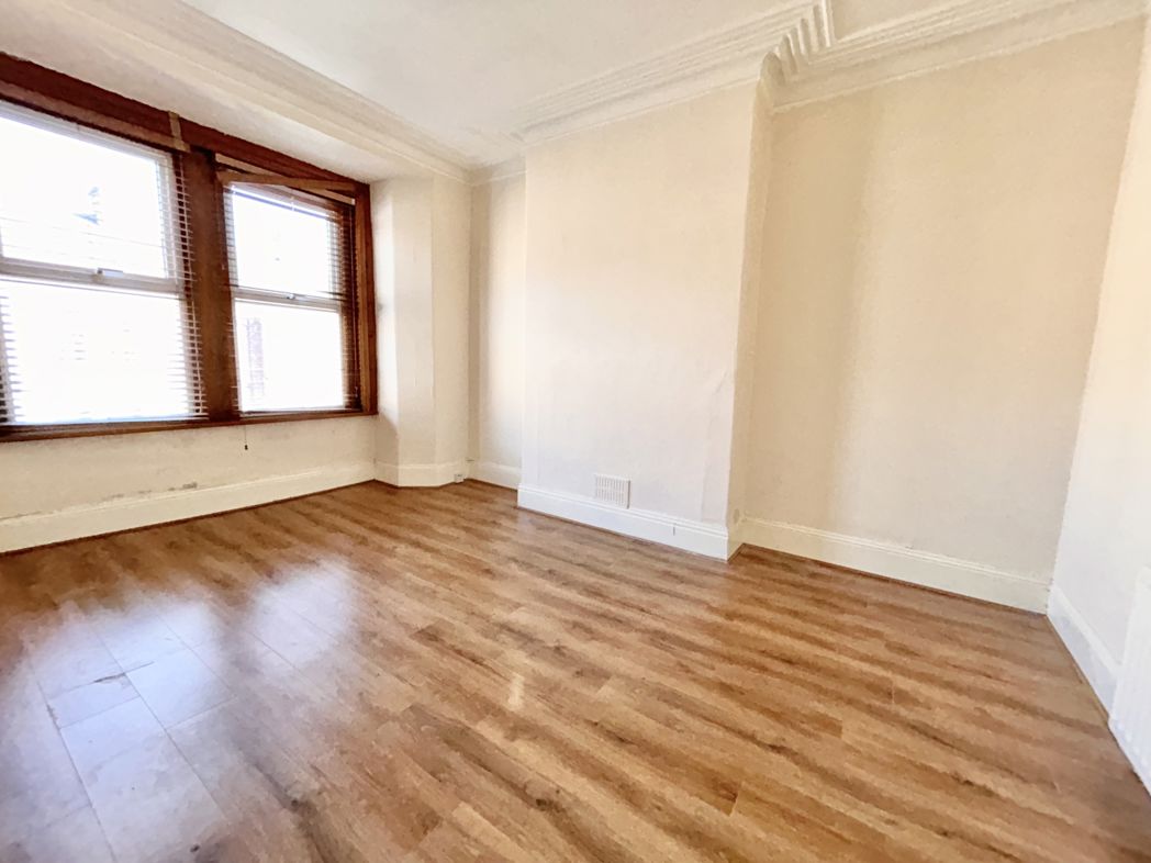 3 bed upper flat to buy in NE8